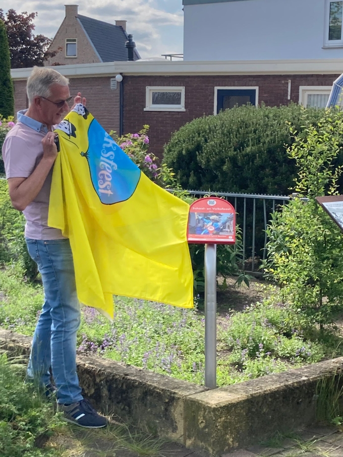 Schoolfeest plaatst twee IE-spotten-borden • School- & Volksfeest Goor